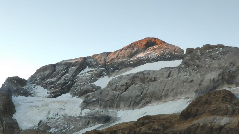 El ADN no aclara la identidad de los restos enterrados en el hielo de ...