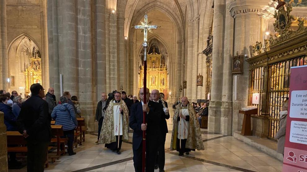 La ceremonia del Tota Pulcrha colma de de solemnidad la catedral de Huesca