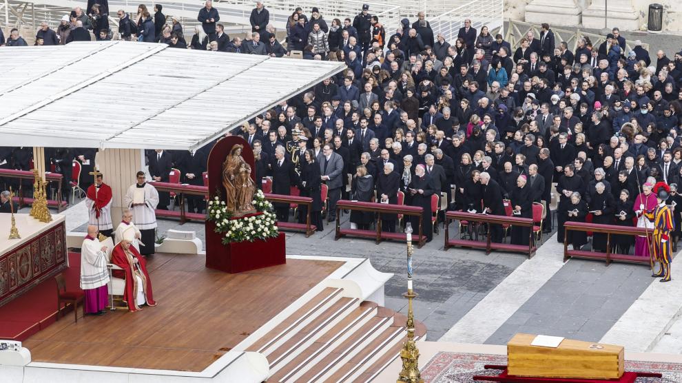 Misa funeral: el papa Francisco destaca la sabiduría, la delicadeza y la entrega de Benedicto XVI