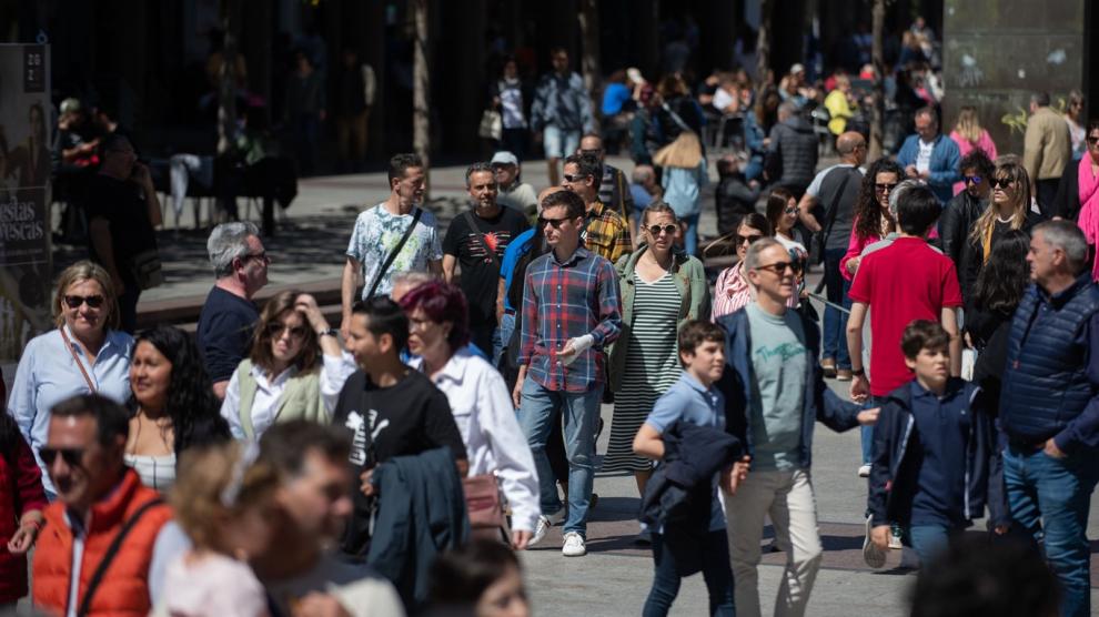 Qué ocurre cuando dos multitudes de peatones que van en sentidos ...