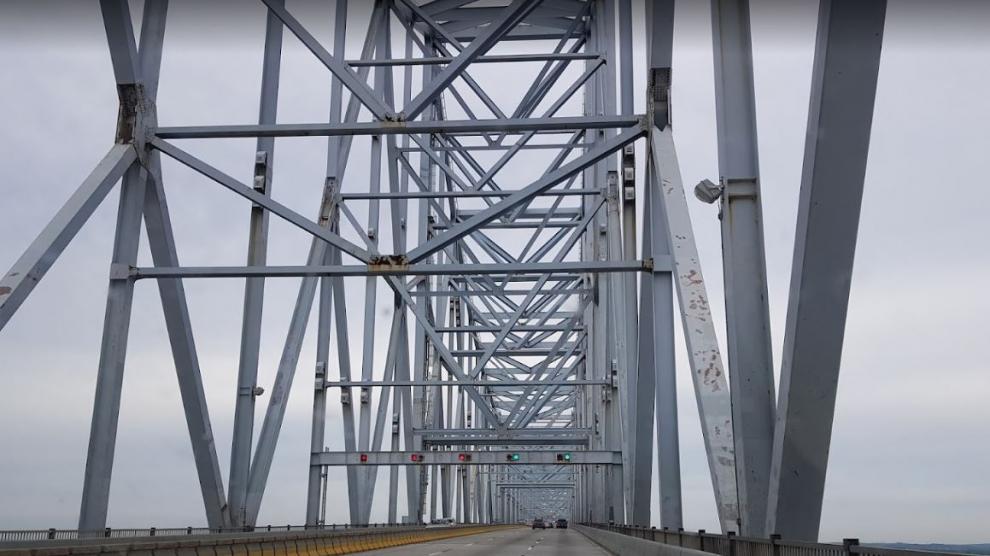 Un vehículo en llamas colapsa un puente de una de las principales ...