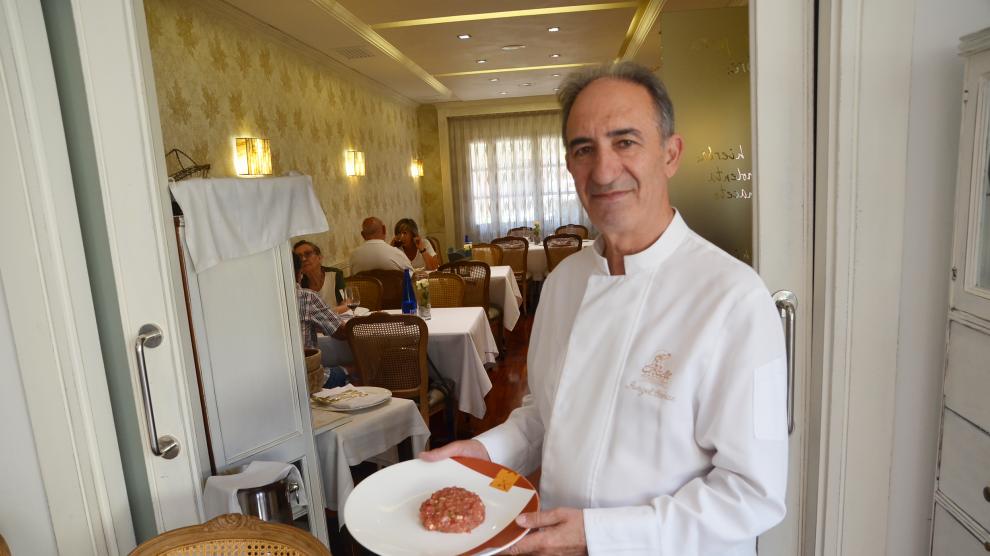 El chef Ángel Conde prepara su último 'steak tartar' y da el relevo en El Chalet