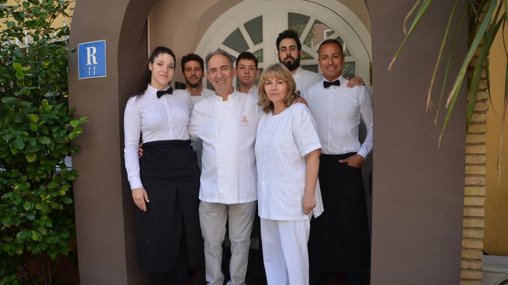 El chef Ángel Conde prepara su último 'steak tartar' y da el relevo en El Chalet