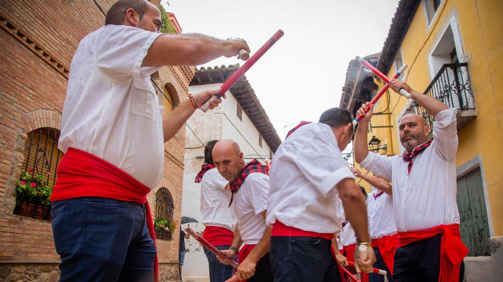 Cerca de 200 danzantes toman las calles de Longares en un Paloteo ...