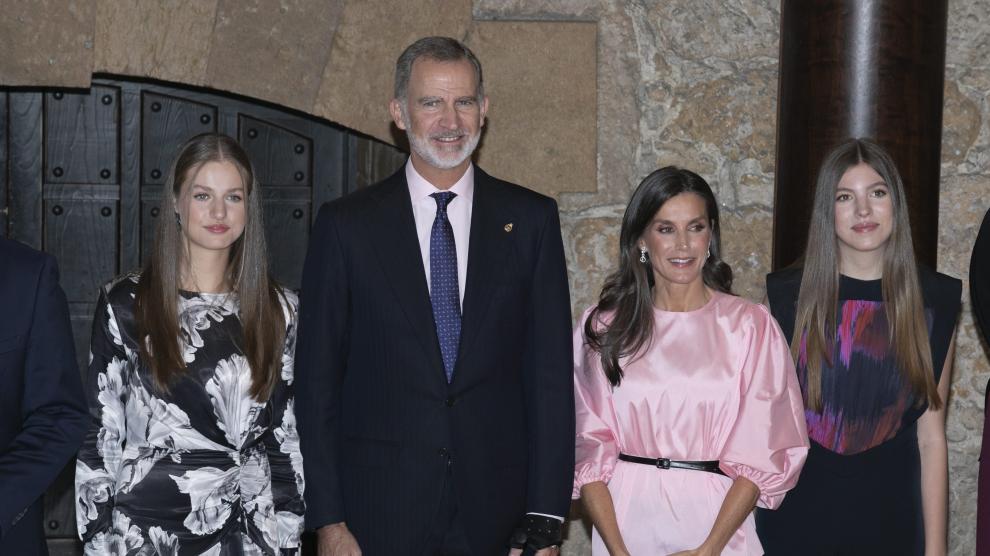 La familia real al completo asiste al concierto por la "paz" de los Premios Princesa de Asturias