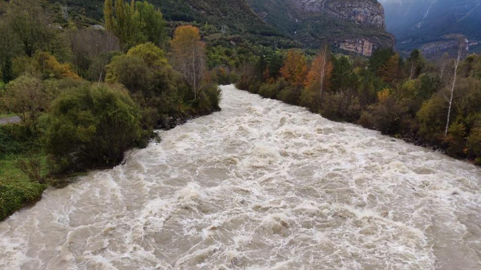 Las fuertes lluvias triplican la reserva de Mediano y dejan en Bielsa ...