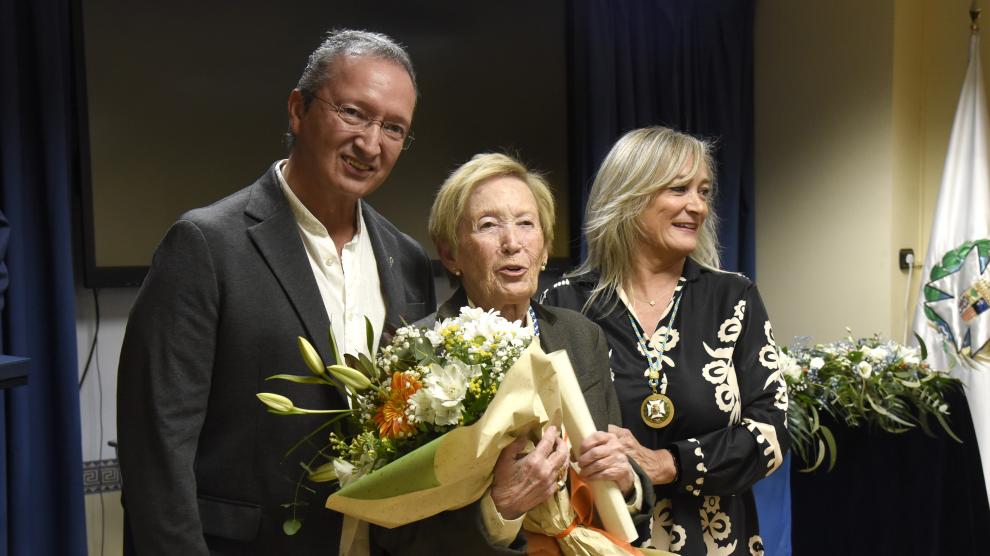 Pepa Laclaustra y María Carmen Larroche reciben la medalla del Colegio ...