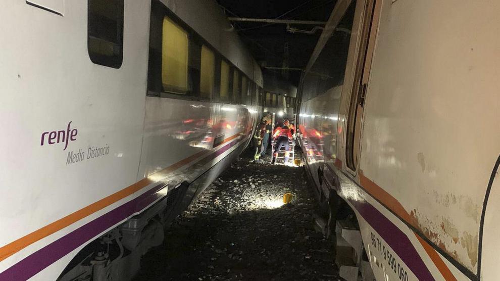 Trece heridos leves, tres de ellos menores, tras el accidente de trenes en Álora (Málaga)