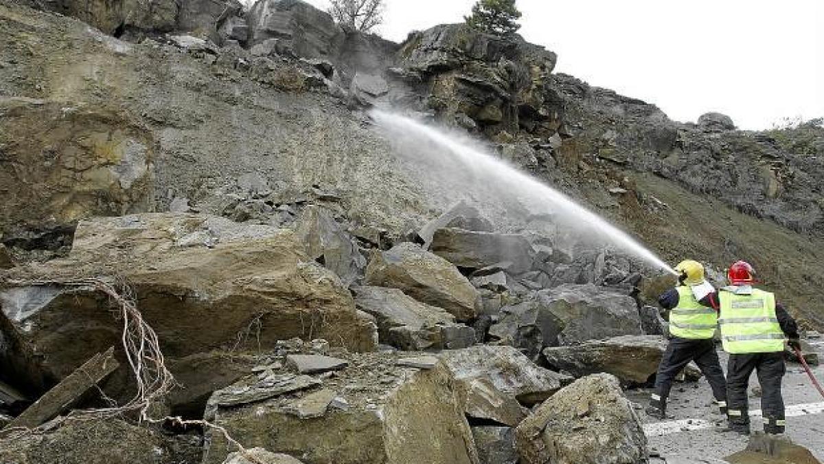 Un desprendimiento de rocas corta Monrepós casi 8 horas en pleno puente ...