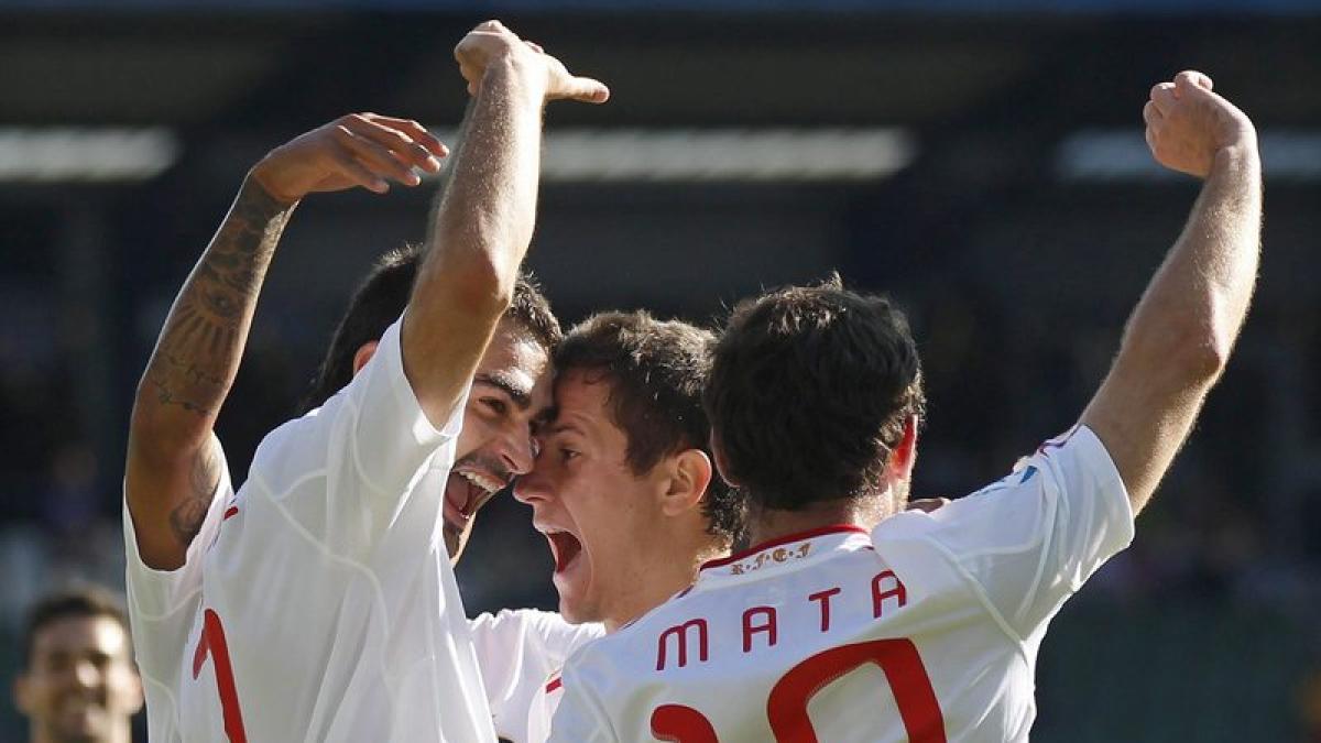 Adrián y Mata reconducen a España