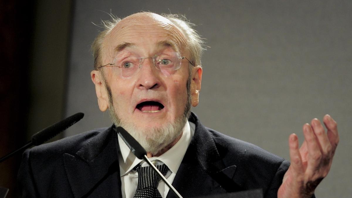 Pombo alerta de la pasividad del intelectual en su novela ganadora del ...