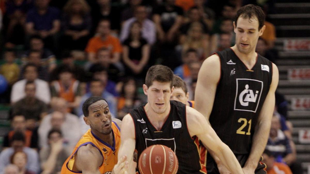 El club reserva derechos sobre Van Rossom, Golubovic y Toppert