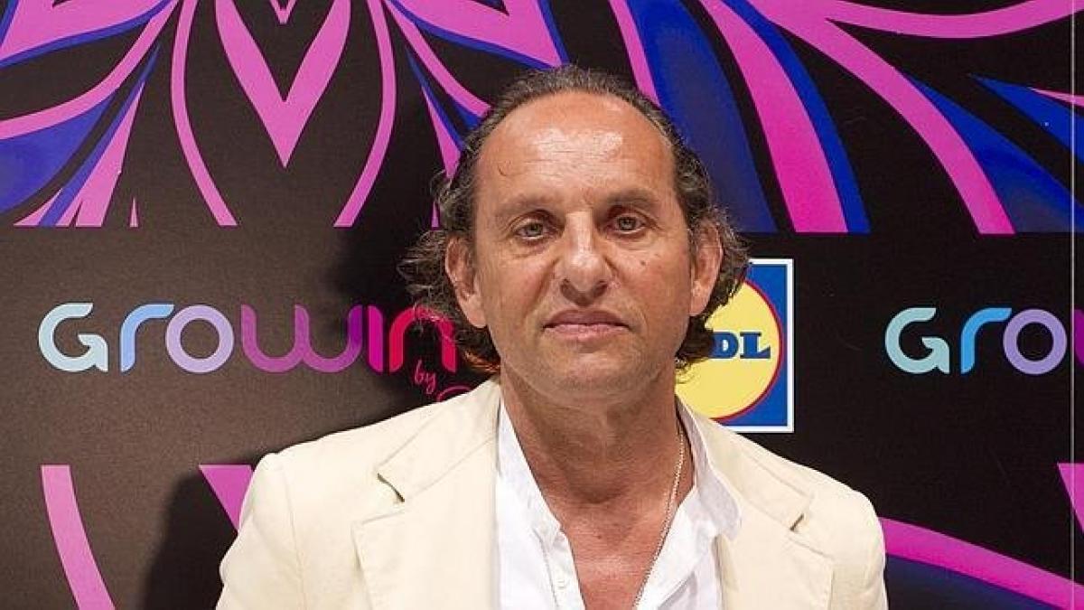 El modisto Custo Dalmau dice que la moda debe ayudar a olvidar los ...