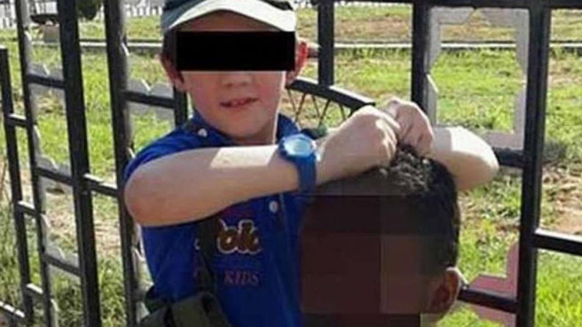 Un yihadista publica una foto de su hijo con la cabeza decapitada de un ...
