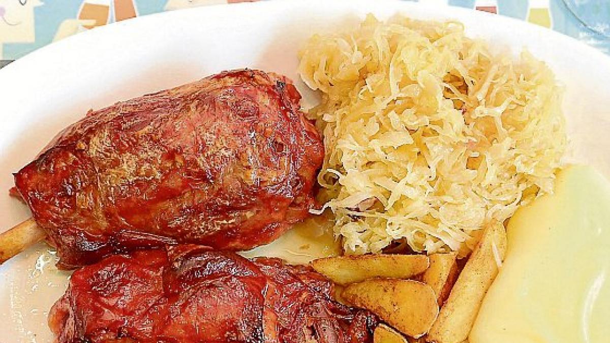 Codillo de cerdo asado con chucrut | Recetas de cocina en Heraldo.es
