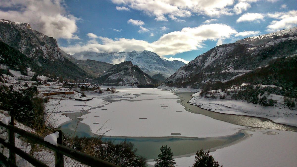 Heladas generalizadas, localmente persistentes en zonas altas