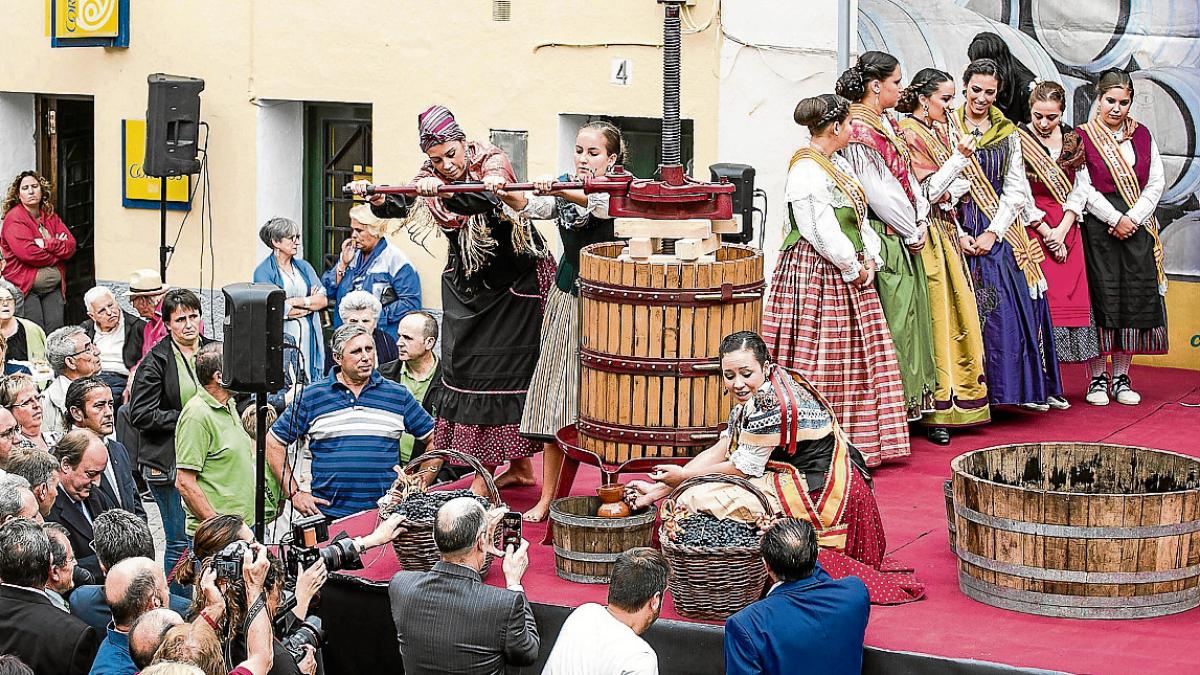 Clamor popular por las reinas en una fiesta del vino con sabor ...