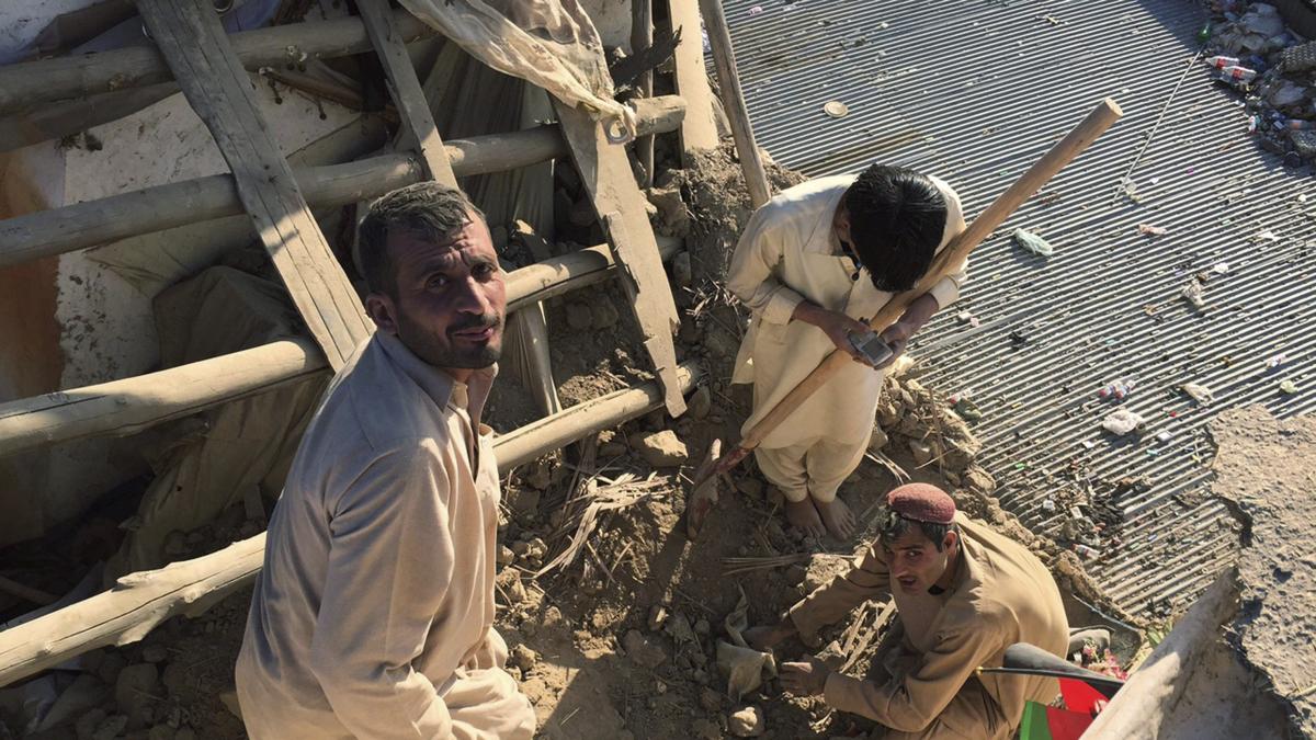 Más De 200 Muertos En Pakistán Y Afganistán Tras Un Fuerte Terremoto De
