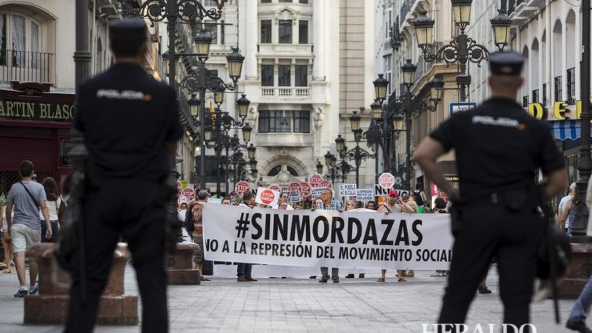 La ley mordaza cumple siete años con Sánchez y sus socios enmarañados ...