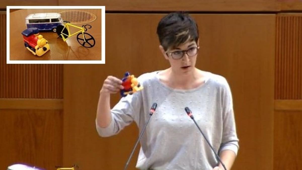 Violeta Barba se lleva los juguetes al pleno de las Cortes | Noticias ...