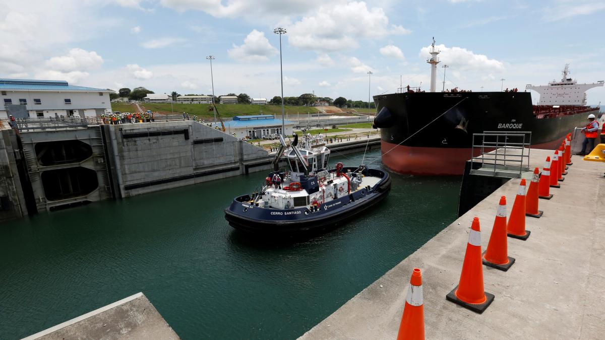 Un buque de prueba cruza por primera vez el nuevo Canal de Panamá ...