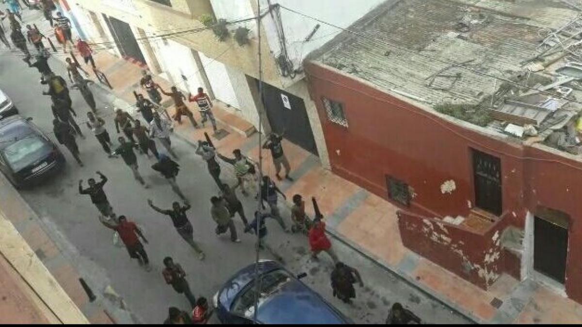 Treinta heridos en Ceuta tras saltar más de 200 inmigrantes la valla ...