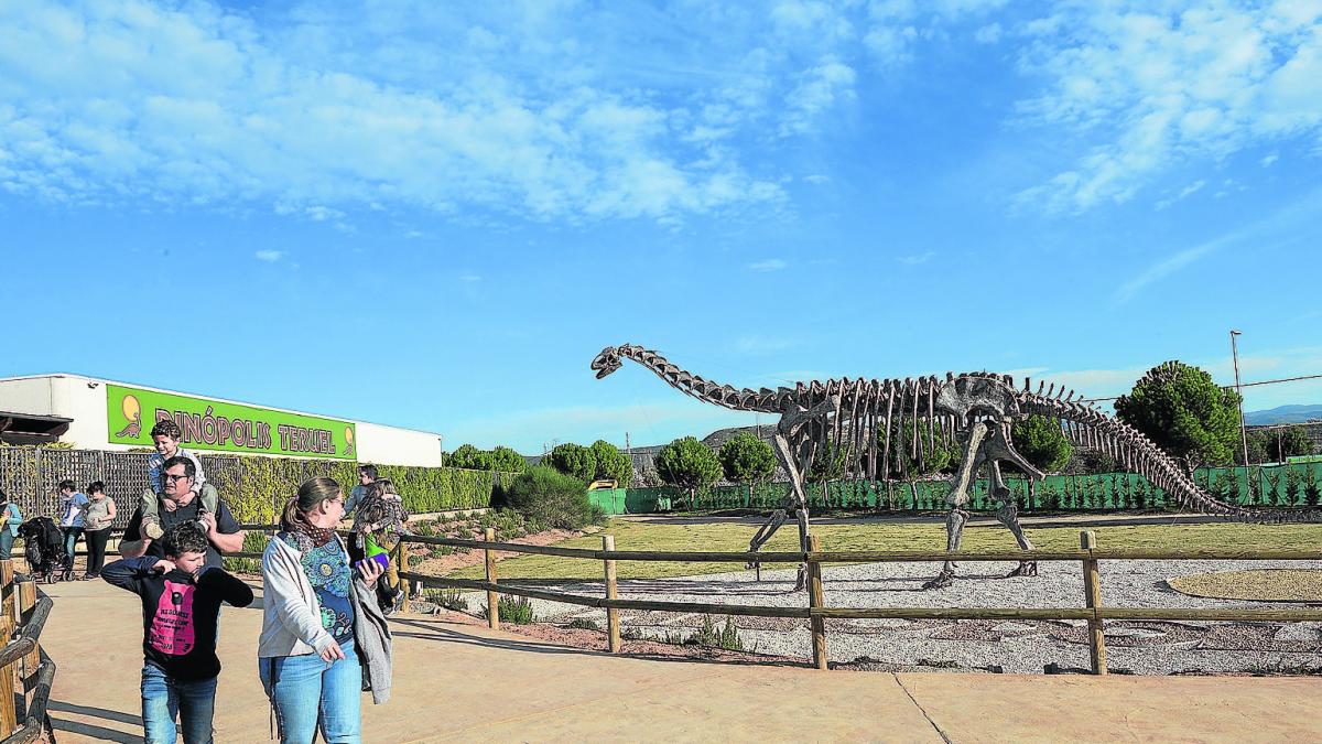 El público aplaude la renovada oferta en 3D de Dinópolis en el estreno ...