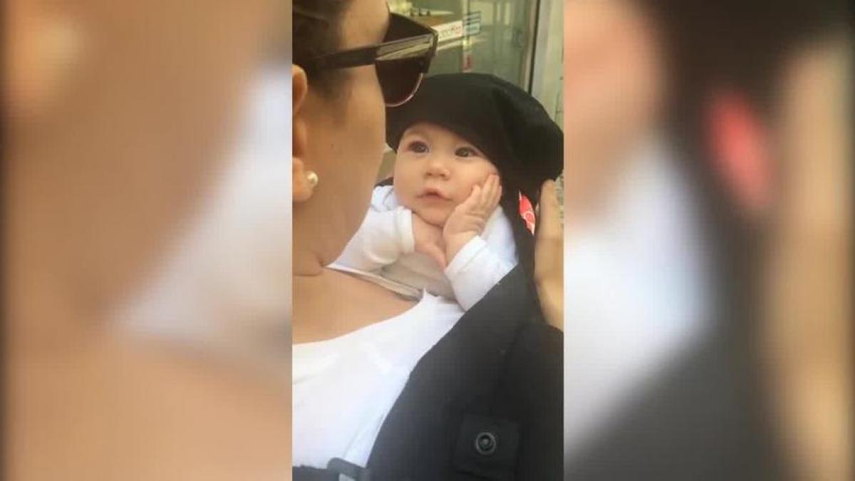 Vídeo: Bebe embobado al oír a su madre cantar
