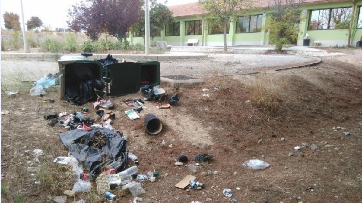 La suciedad se instala en los exteriores del Centro Vecinal Barrios del ...