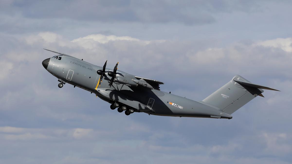 El segundo avión A400 reabastecerá a los F-18 y llegará en una semana ...