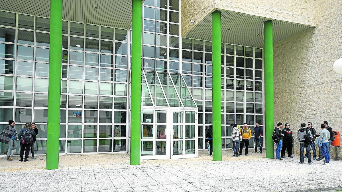 La falta de profesores con la acreditación de doctor lastra la ...