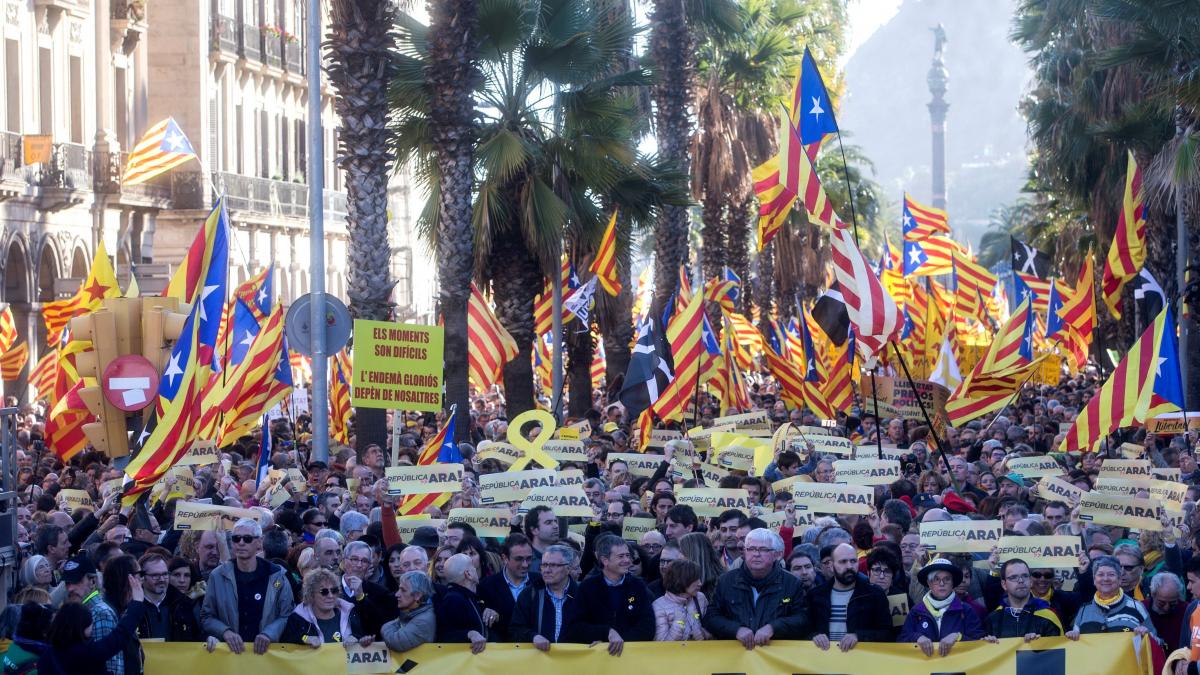 Miles De Personas Se Manifiestan Por Barcelona En Favor De República