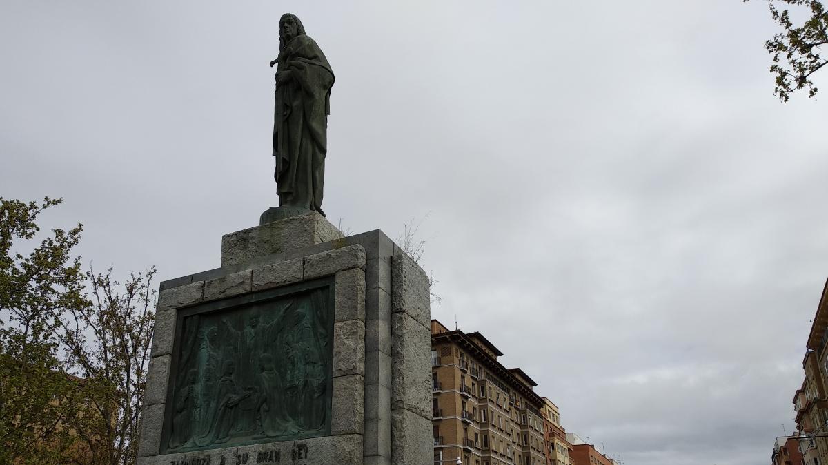 El monumento a Fernando el Católico, entre pintadas y carteles ...