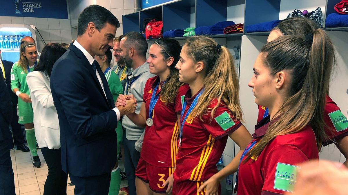 Pedro Sánchez reconforta a las chicas de la selección: "Habéis sido ...