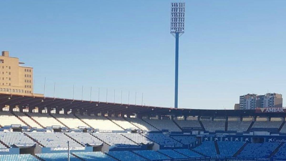 La Romareda ya luce sus líneas, sus nuevas referencias sobre el césped ...