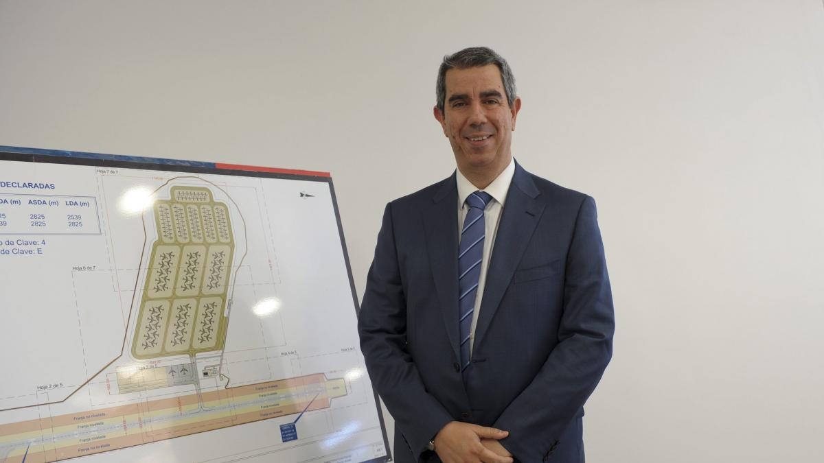 El director del aeropuerto de Teruel, condecorado | Noticias de Teruel ...