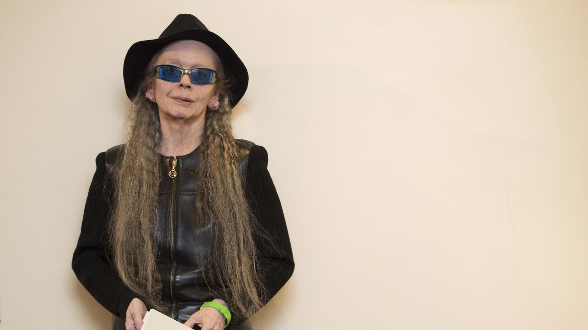 Elena Pallarés canta al amor en un libro donde la palabra vence a la ...