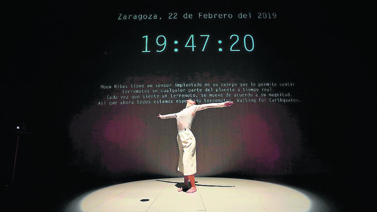 Los terremotos se ponen a los pies de la bailarina cíborg Moon Ribas ...