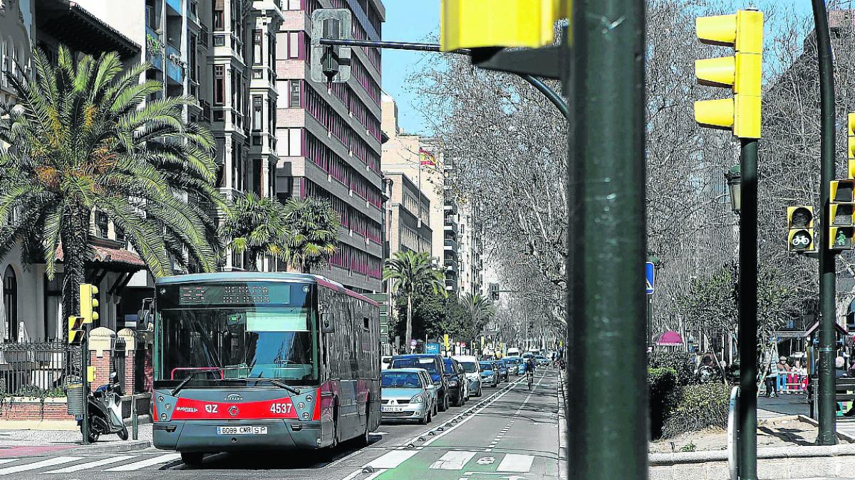 El carril bus del paseo Sagasta de Zaragoza se extiende entre Tenor ...