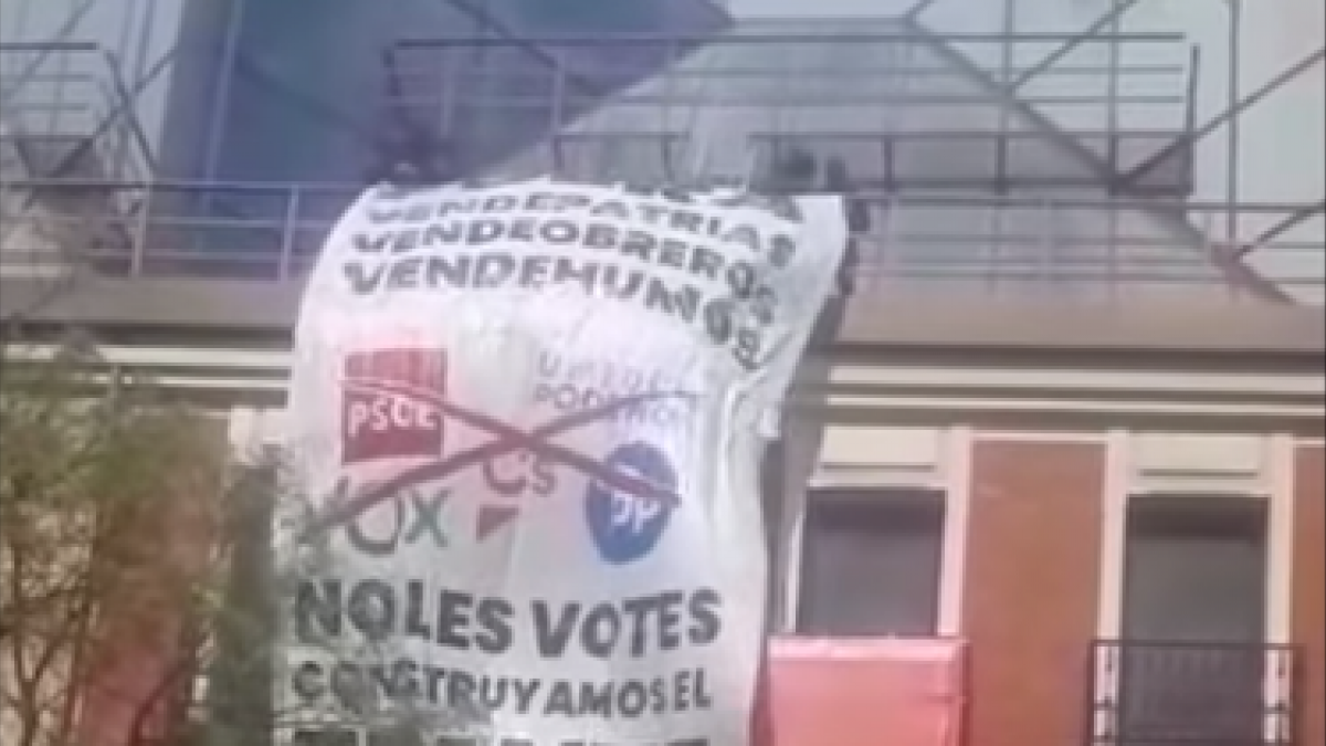 Despliegan una pancarta gigante en la sede del PSOE: "Fuera vendeobreros"
