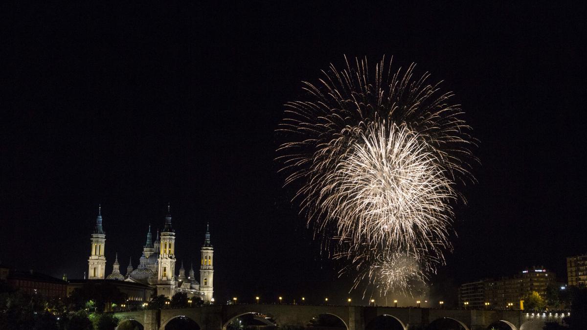 Traca final de las Fiestas del Pilar | Imágenes