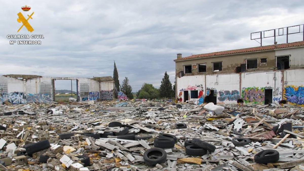 Investigan a tres personas por desmantelar una nave y verter uralita al ... Investigan a tres personas por desmantelar una nave y verter uralita al ...
