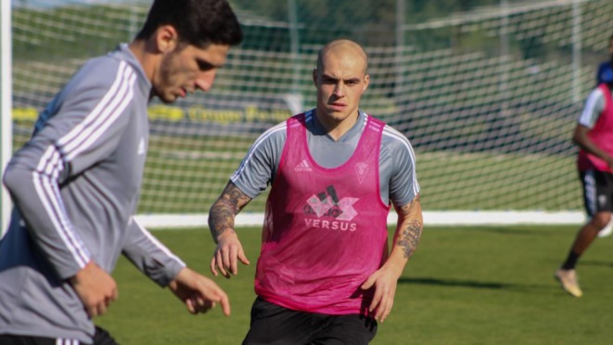 El exjugador del Real Zaragoza Jorge Pombo pasa el reconocimiento ...