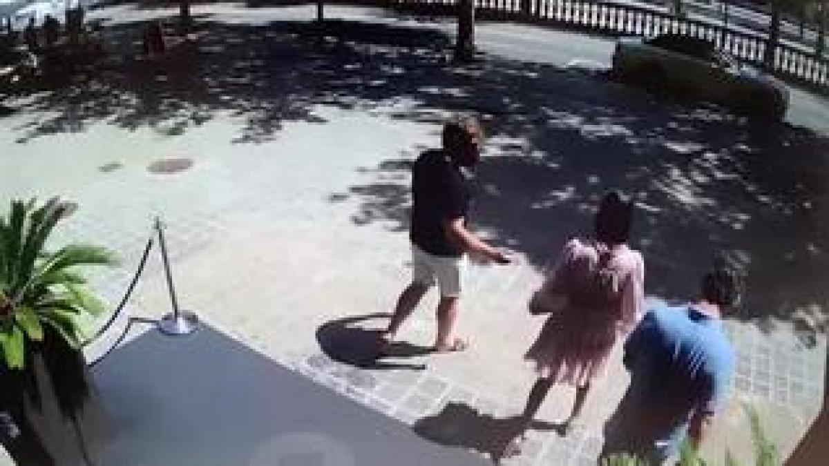 Vídeo de la agresión a tres turistas en Barcelona durante un intento de ...