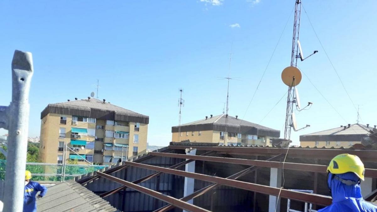 Orcasitas, el primer barrio de España que empieza a retirar el amianto