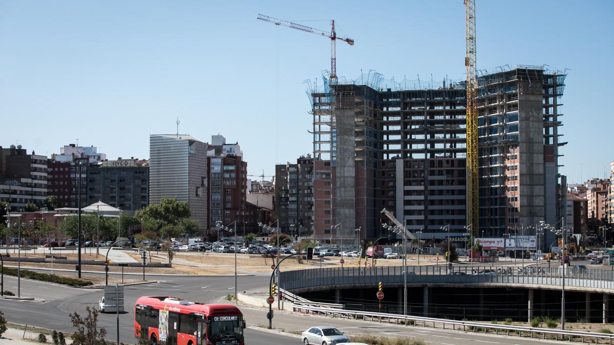 El rascacielos del barrio del AVE esquiva la covid y alcanza la mitad ...