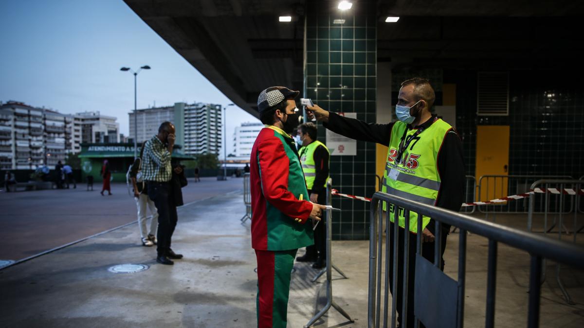 Foto: Medidas de seguridad en el España-Portugal. | El público vuelve a ...