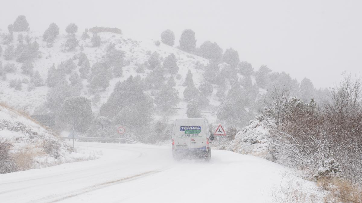 Borrasca Filomena | La nieve corta la línea férrea entre Zaragoza ...