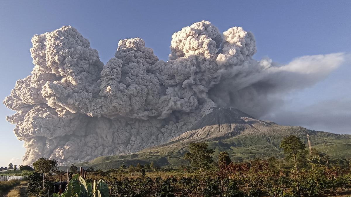 El volcán indonesio Sinabung emite una columna de humo de 5.000 metros