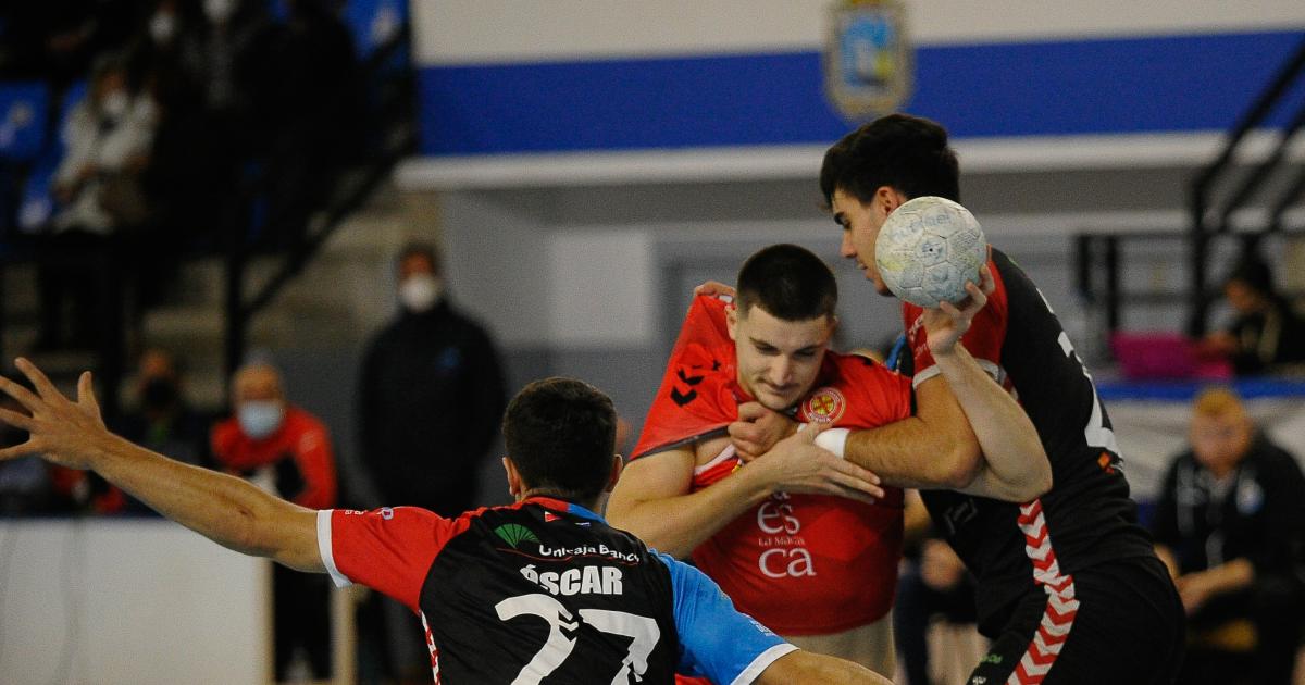 El Bada se queda con un punto tras remontar (33-33)